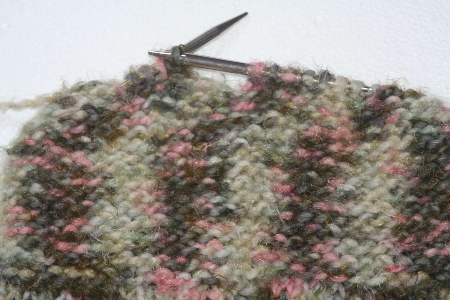 Fular circular tricotat manual, tutorial cu poze si explicatii