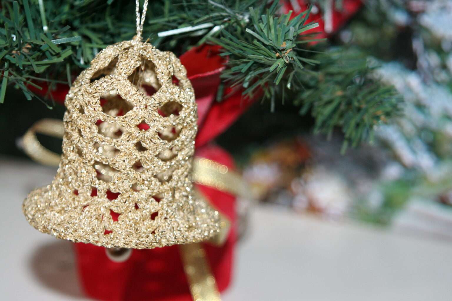 Decoratiuni de Craciun; Clopotel crosetat, tutorial cu poze si explicatii